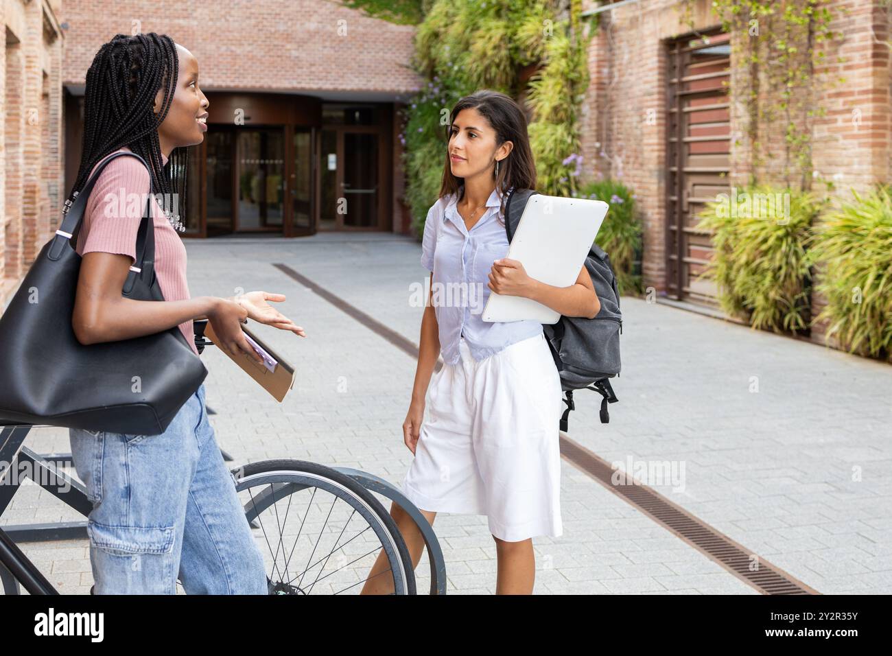 Back college friendship two hi-res stock photography and images - Alamy