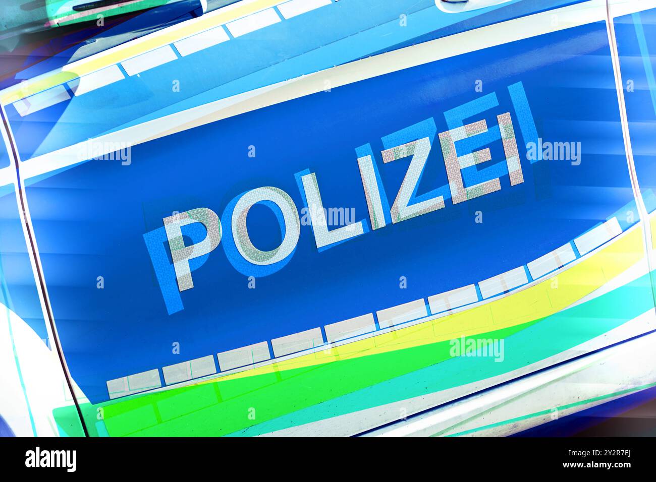 FOTOMONTAGE, Polizei-Schriftzug auf einem Einsatzfahrzeug ...