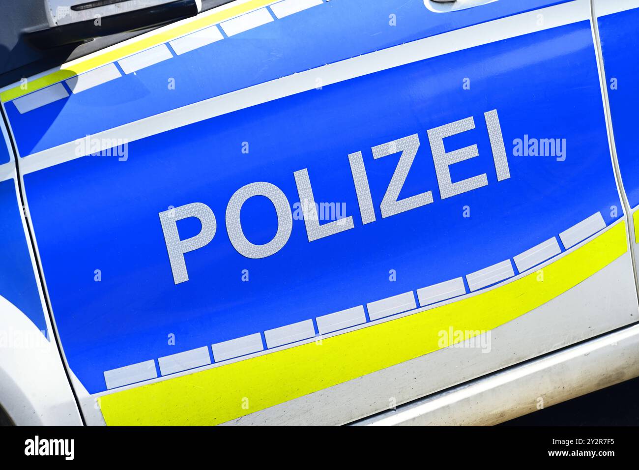 Polizei-Schriftzug auf einem Einsatzfahrzeug *** Police lettering on an ...