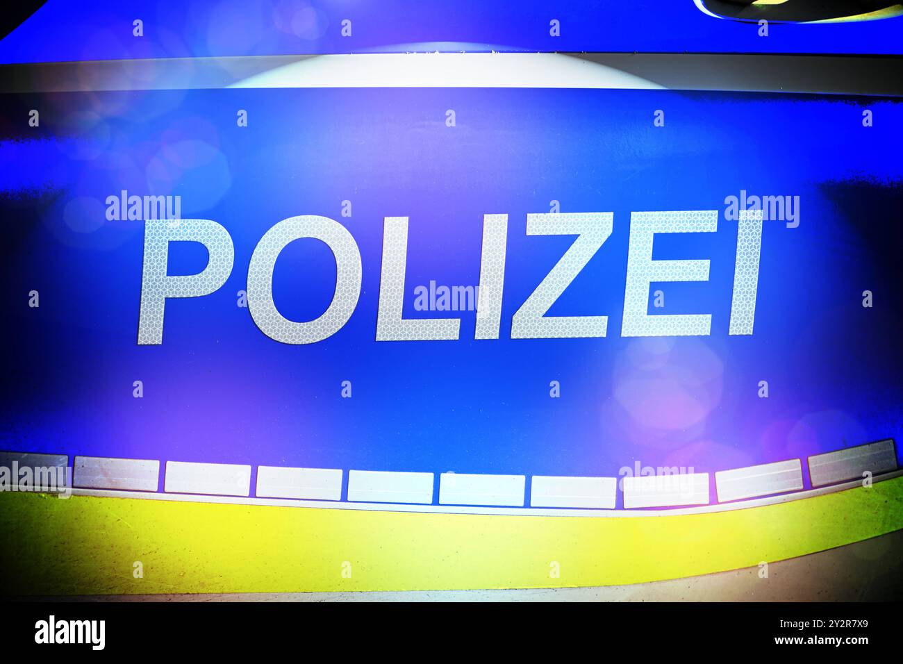 FOTOMONTAGE, Polizei-Schriftzug auf einem Einsatzfahrzeug *** FOTOMONTAGE, police lettering on ...