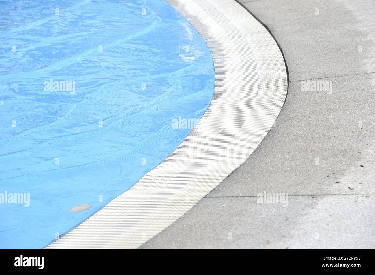 water flowing to edge of blue tile swimming pool Stock Photo - Alamy