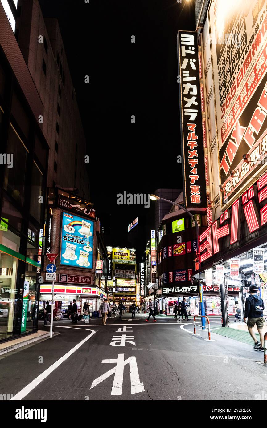 TOKYO, JAPAN - MAY 12 2019: Neon signs illuminate Tokyo's busy Shinjuku ...