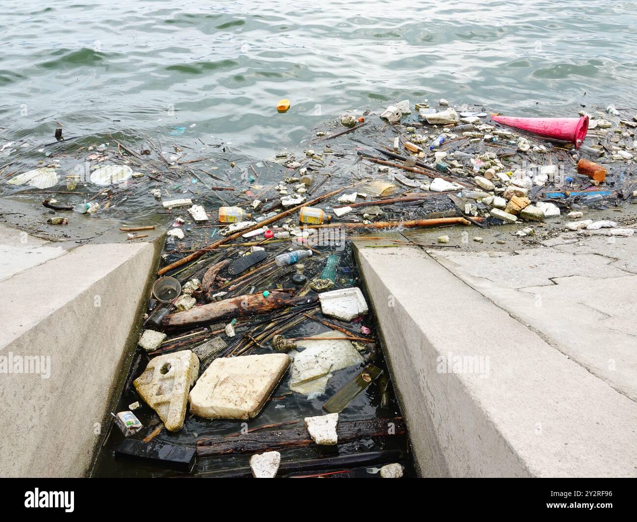 YICHANG, CHINA - SEPTEMBER 11, 2024 - A small amount of floating ...