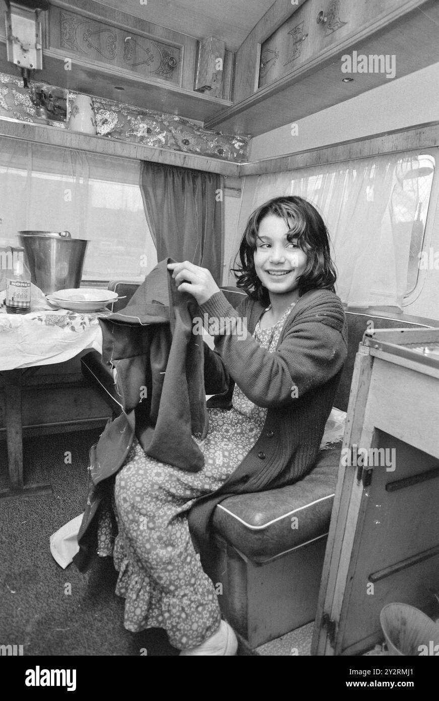 Current 47-2-1971 : The wanderers who ended up in the slums. Gypsies ...