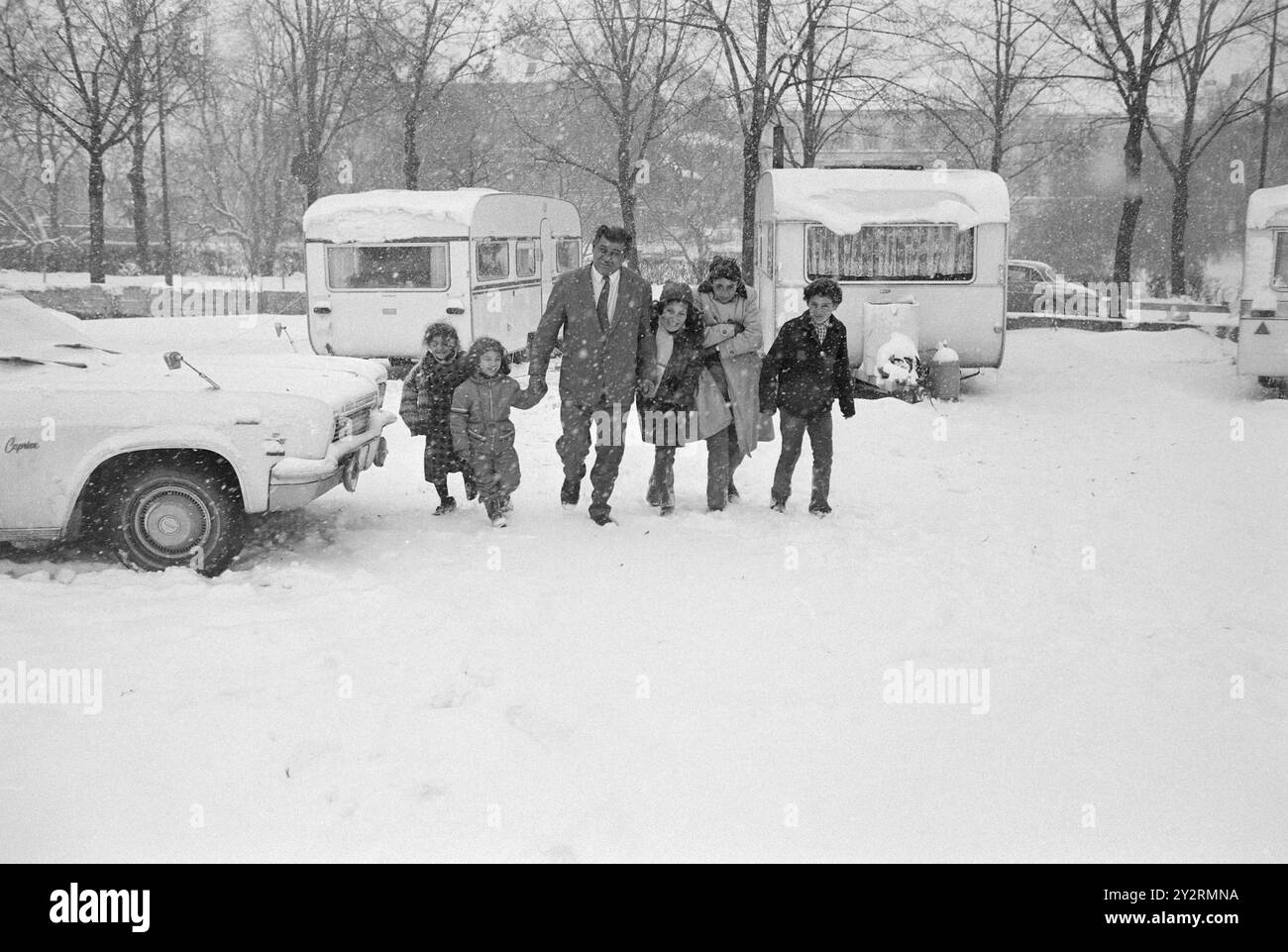 Current 47-2-1971 : The wanderers who ended up in the slums. Gypsies ...