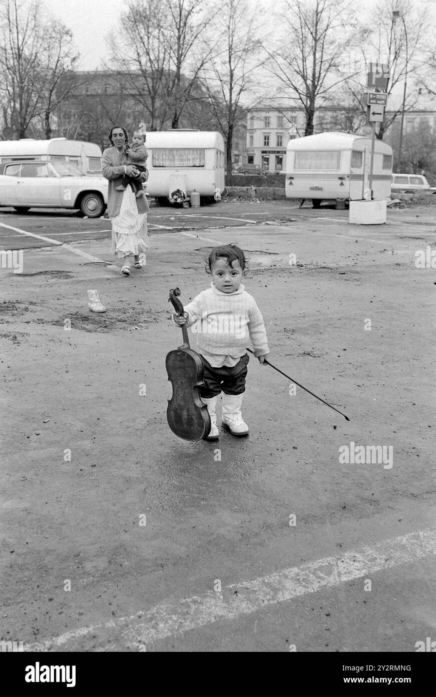 Current 47-2-1971 : The wanderers who ended up in the slums. Gypsies ...