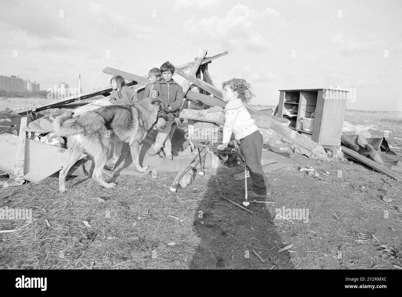 Current 47-2-1971 : The wanderers who ended up in the slums. Gypsies ...