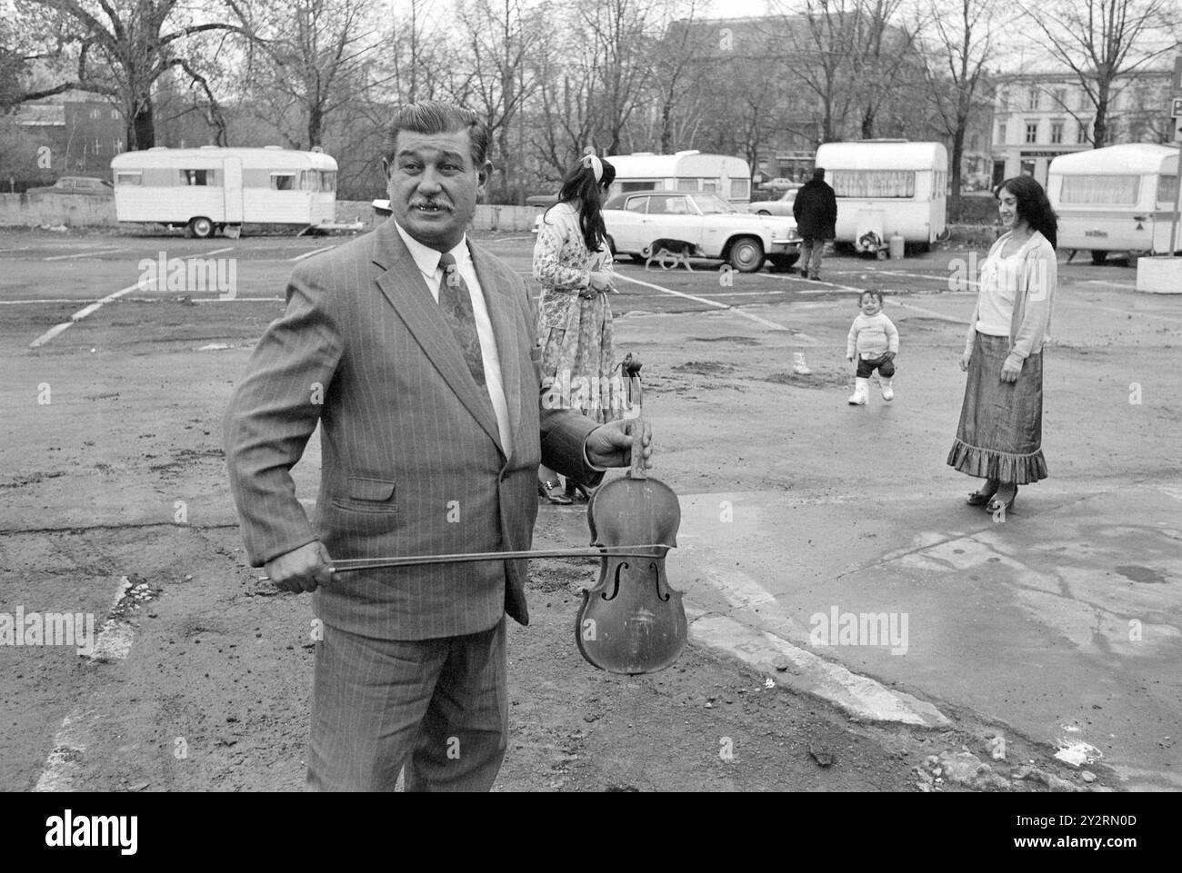 Current 47-2-1971 : The wanderers who ended up in the slums. Gypsies ...