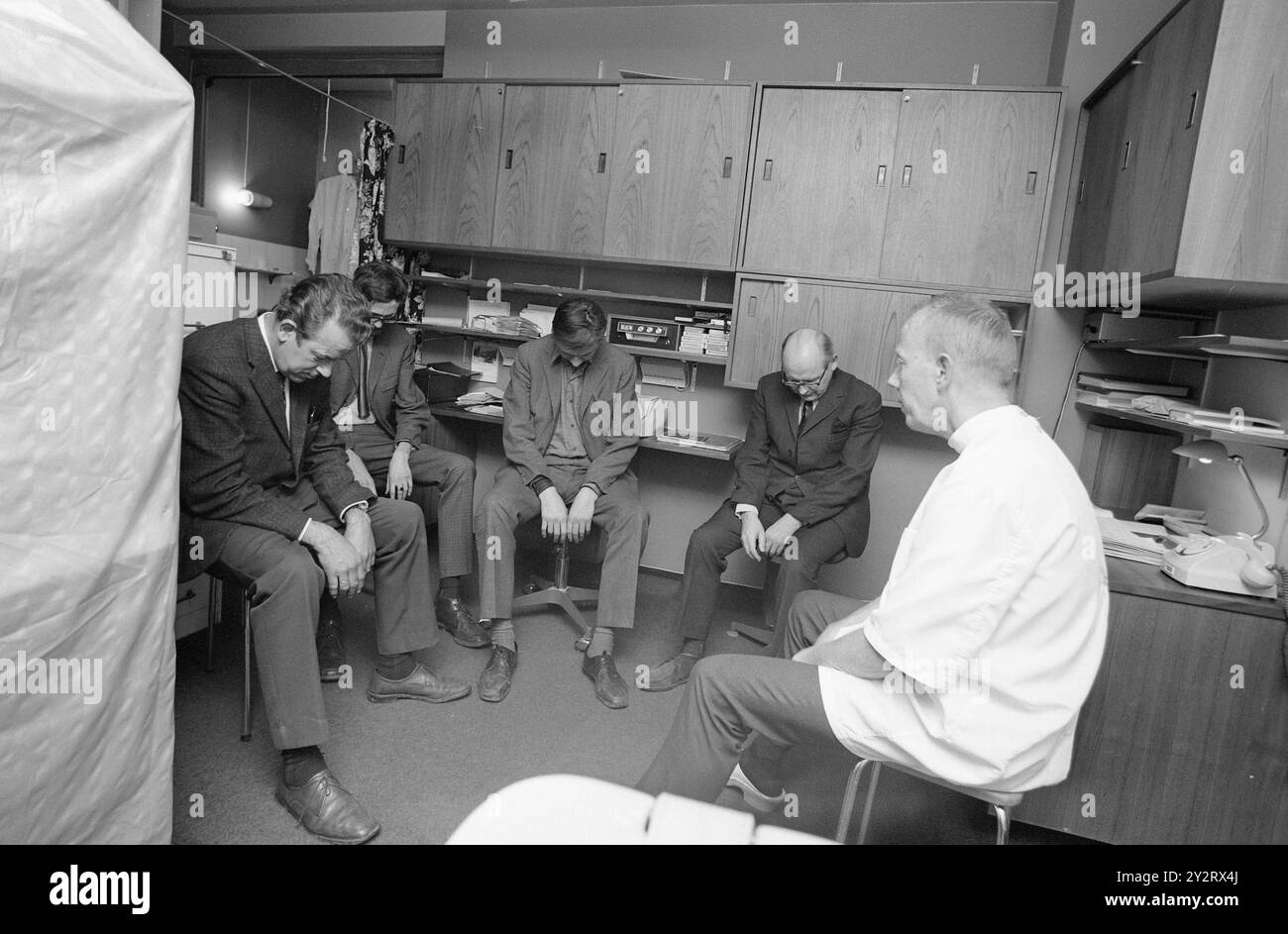 Current 5-3-1971 : We stop smoking.Five employees in Aktuell's ...