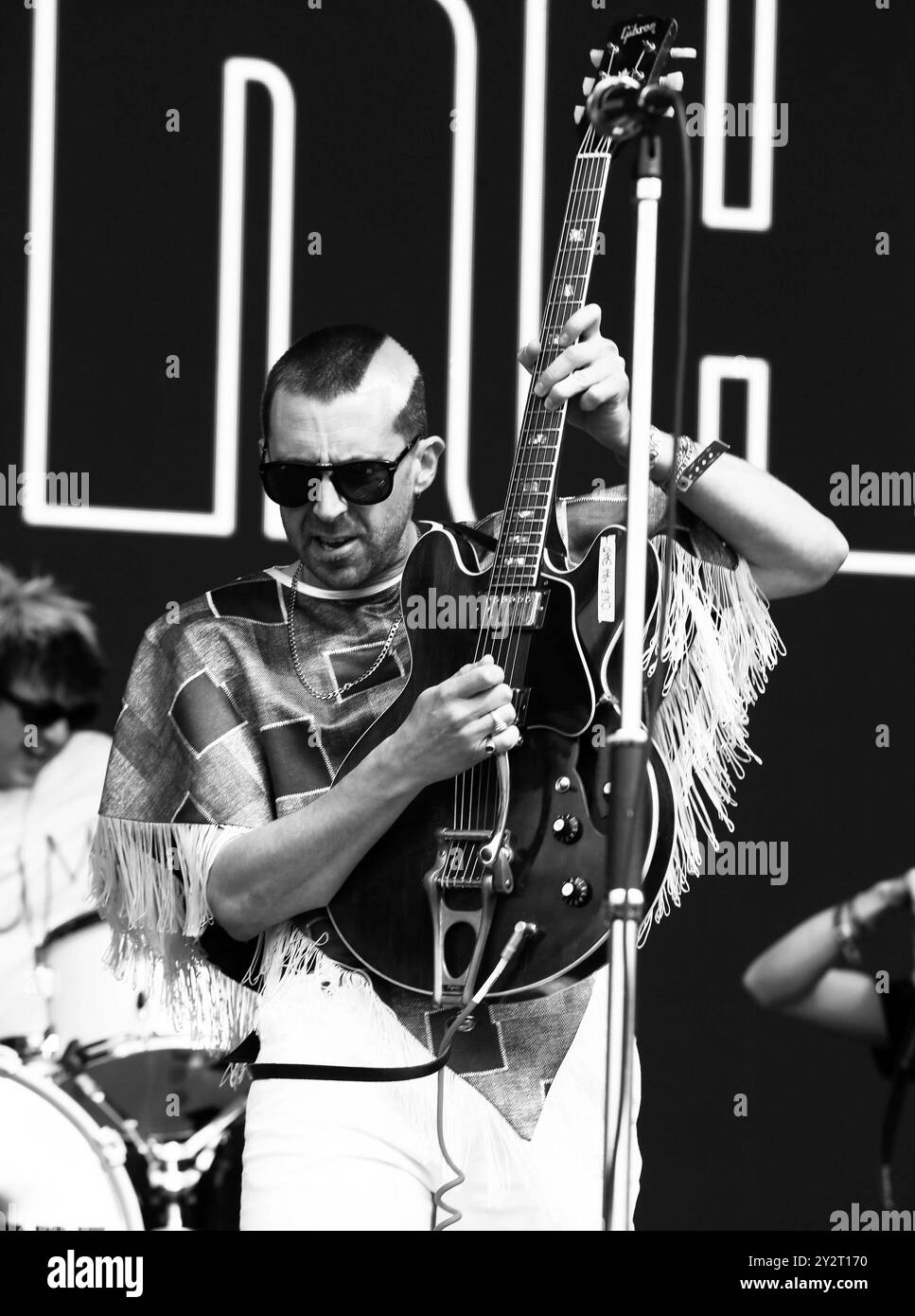 Pop stars performing Black and White Stock Photos & Images - Alamy