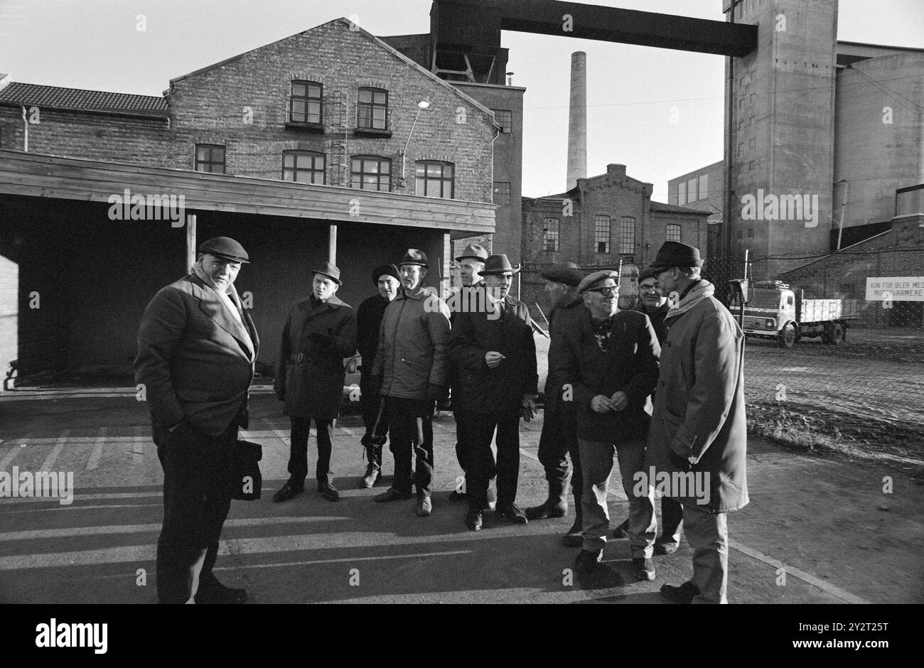 Current 48-5-1971 : Games with human destinies.For the third time in ...