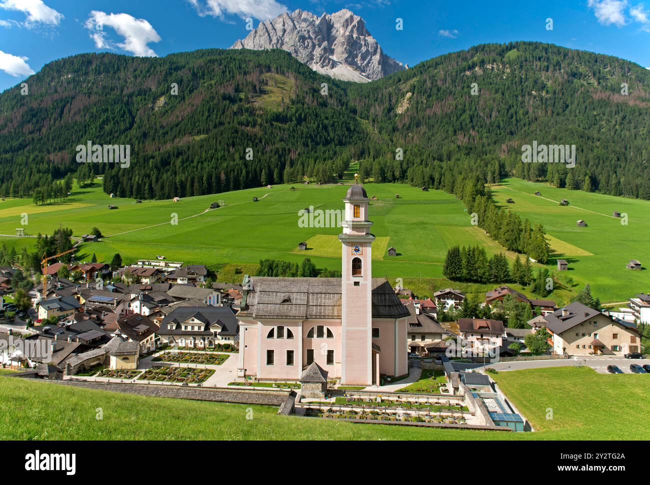 Der Ort Sexten, Sesto, mit der römisch-katholischen Pfarrkirche Petrus ...