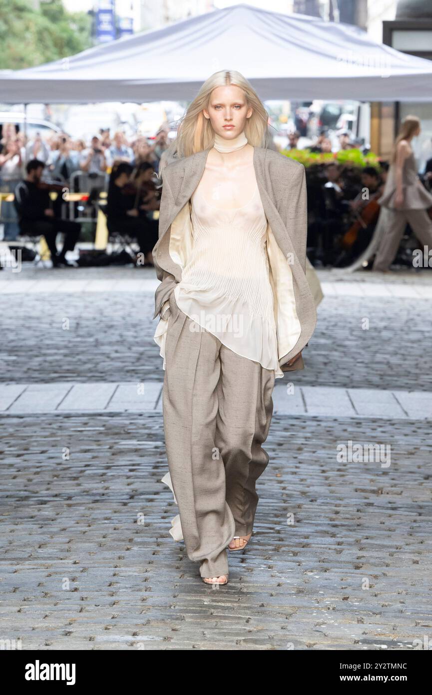 New York, USA. 07th Sep, 2024. Model Ine Michelmann walks on the runway ...