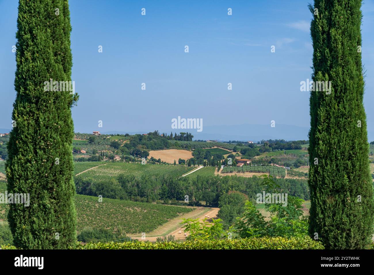 A picturesque view of the Tuscan countryside with rolling hills ...