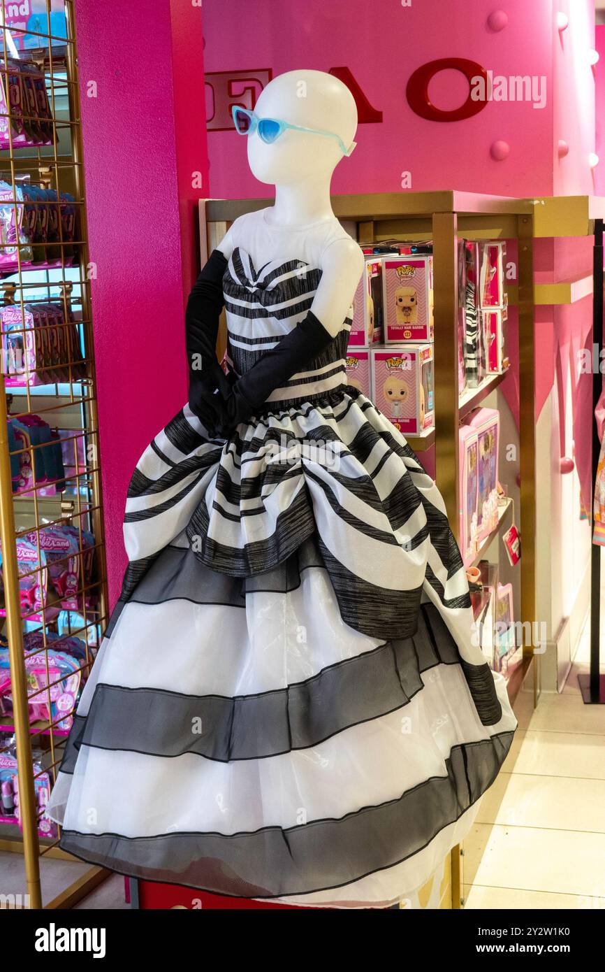 Collectible barbie dolls hi-res stock photography and images - Alamy