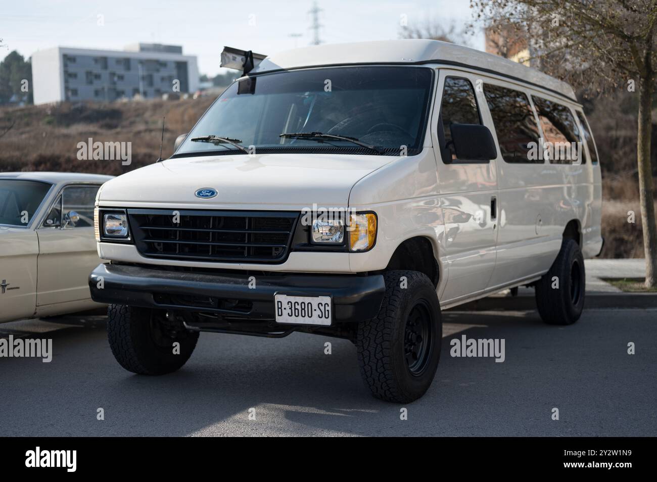 fourth-generation Ford E-150 American van, it is an E Series from the ...