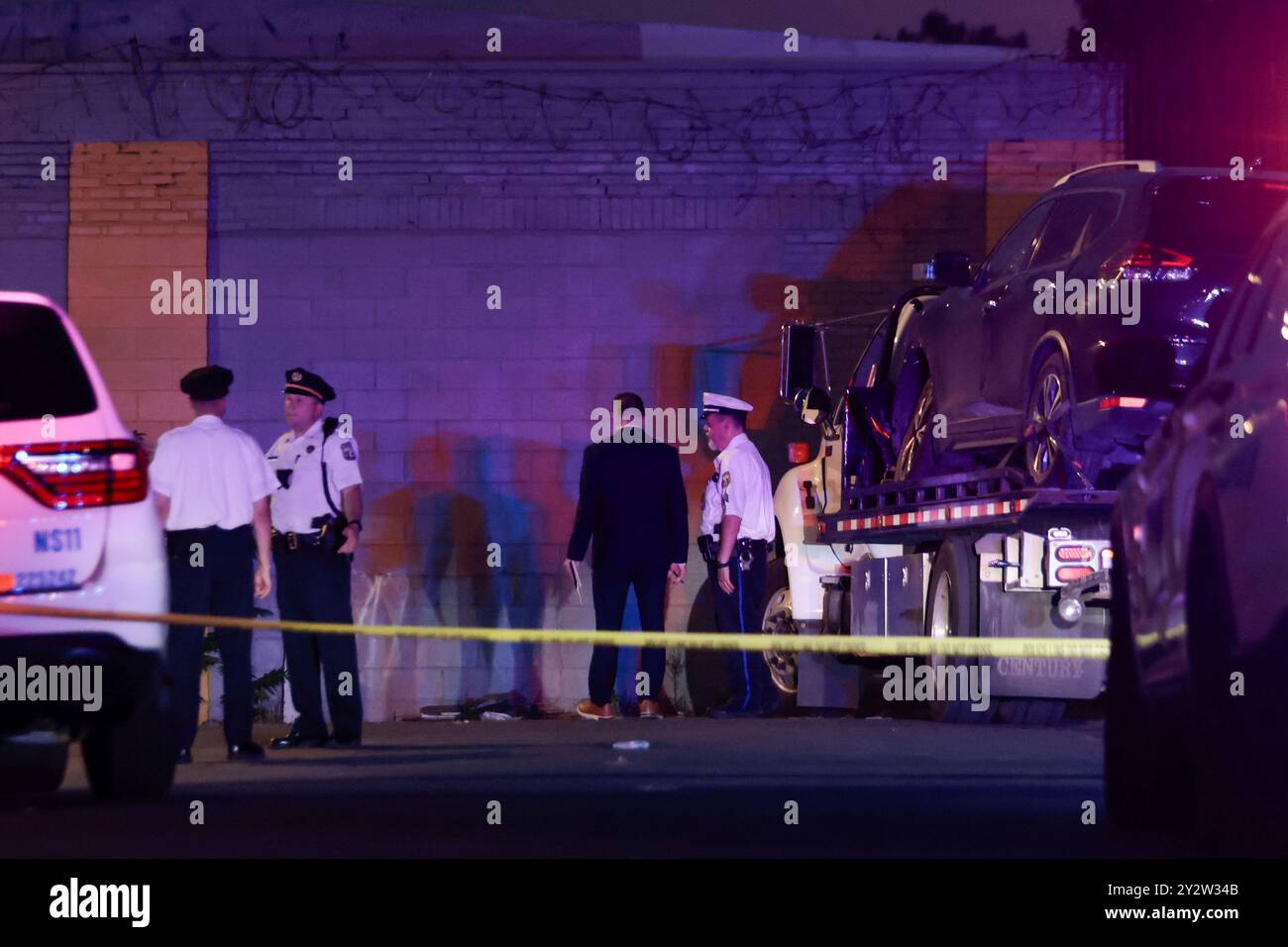 Law enforcement investigate the shooting of Philadelphia Police officer ...