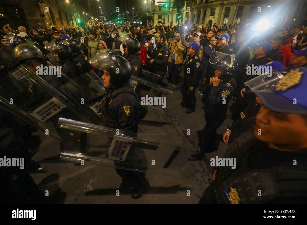 Riot police prevent the entrance of demonstrators that protesting ...