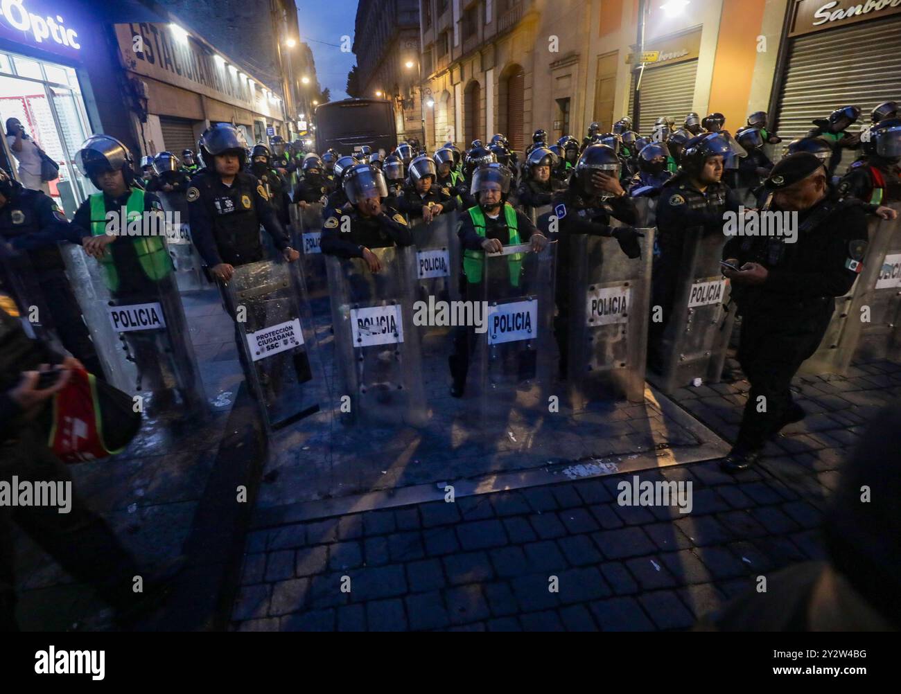 Riot police prevent the entrance of demonstrators that protesting ...