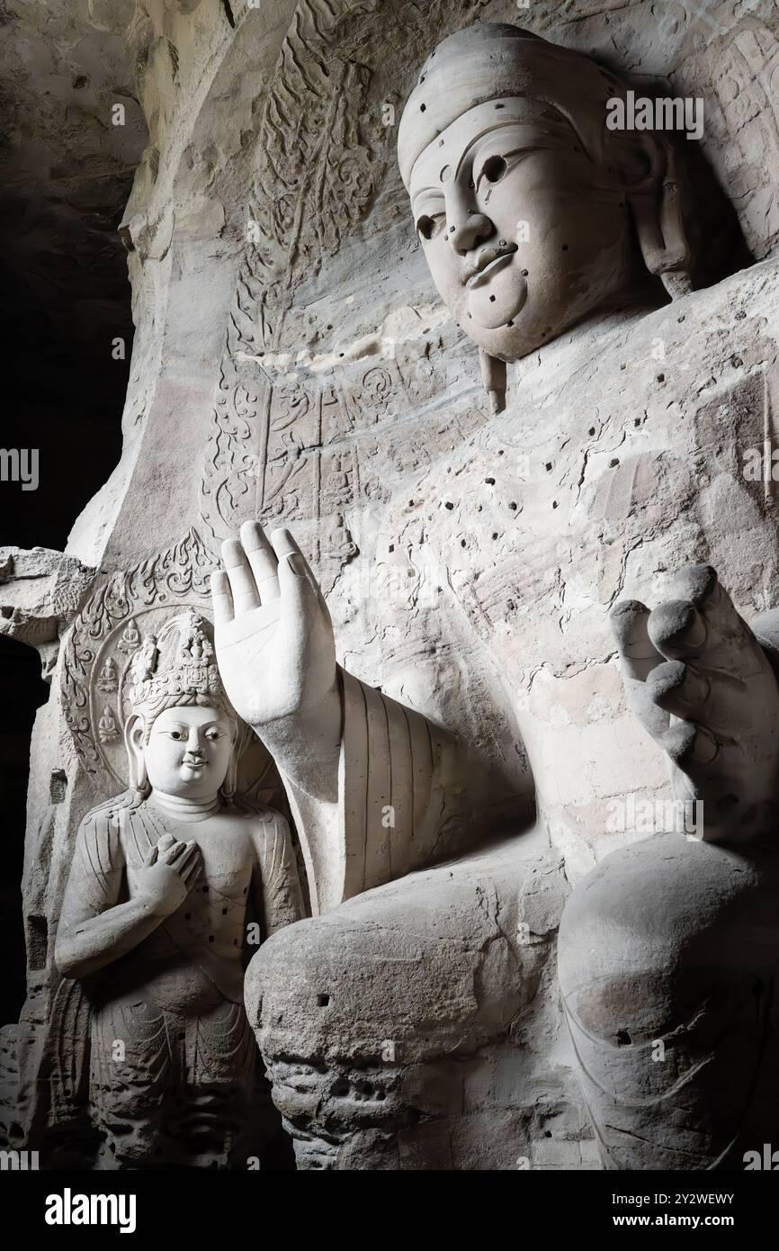 The ancient stone statues of Buddha inside the Yungang Grottoes in ...