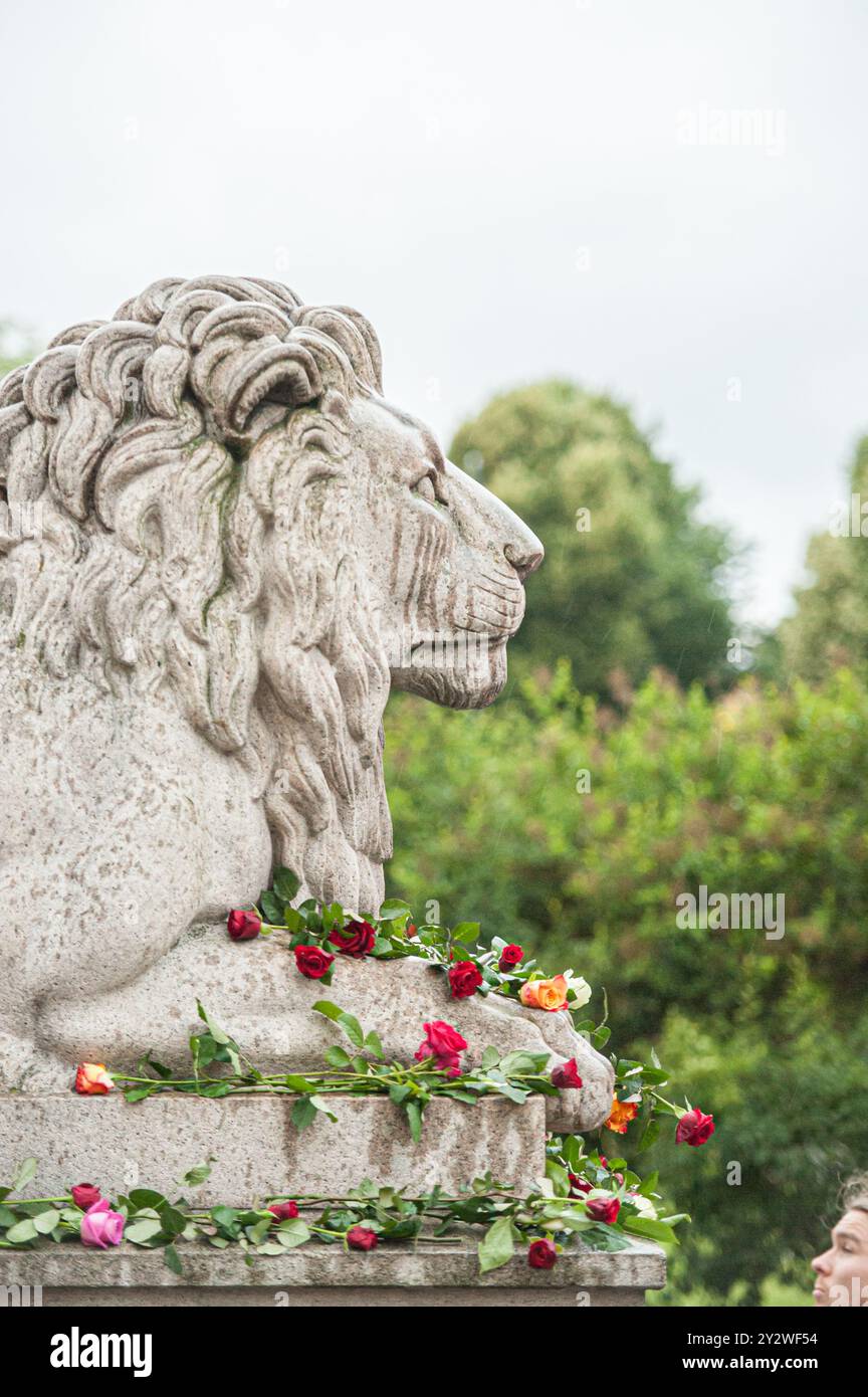 Oslo, Norway - July 22 2012: Crying lion statue with roses Stock Photo ...