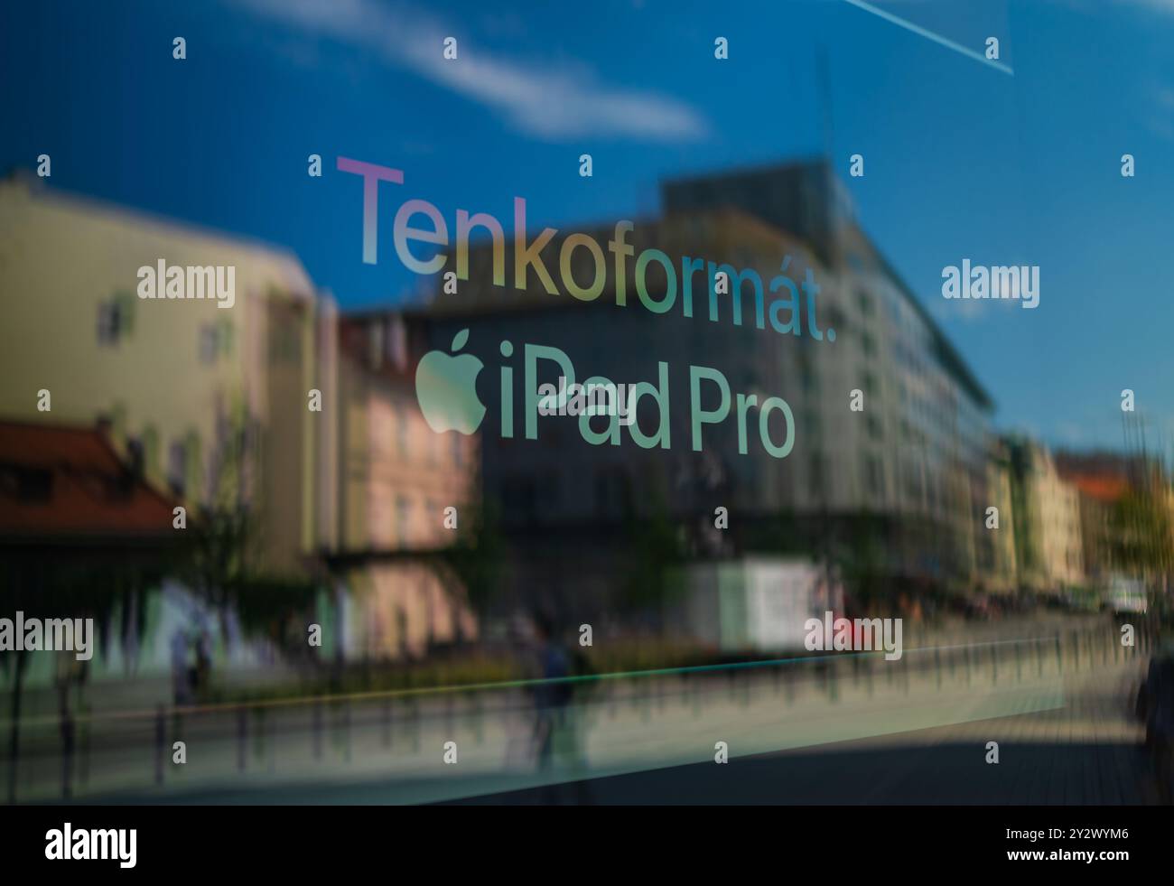 Apple Store display window in Prague Stock Photo - Alamy