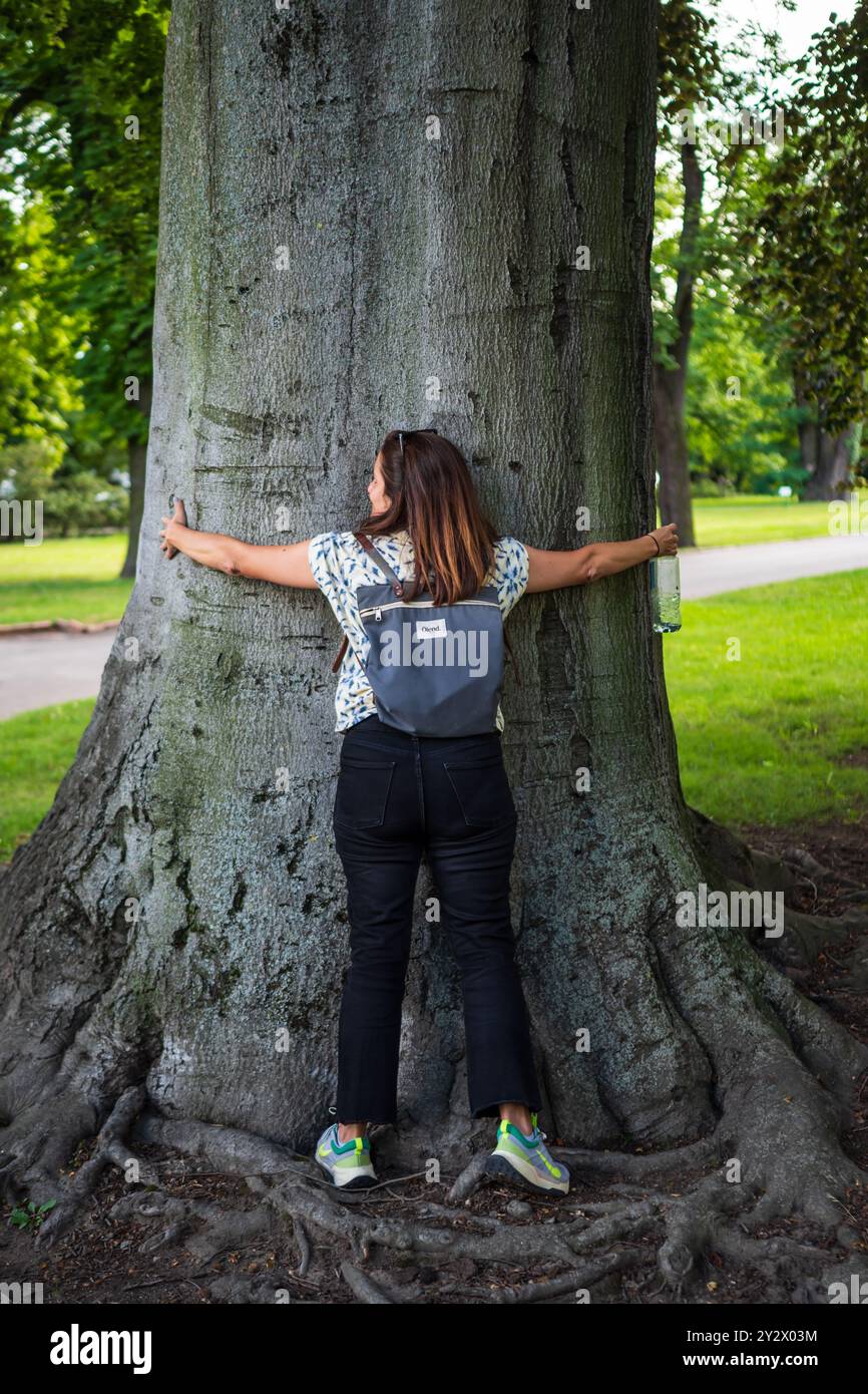 Woman shade tree hi-res stock photography and images - Alamy