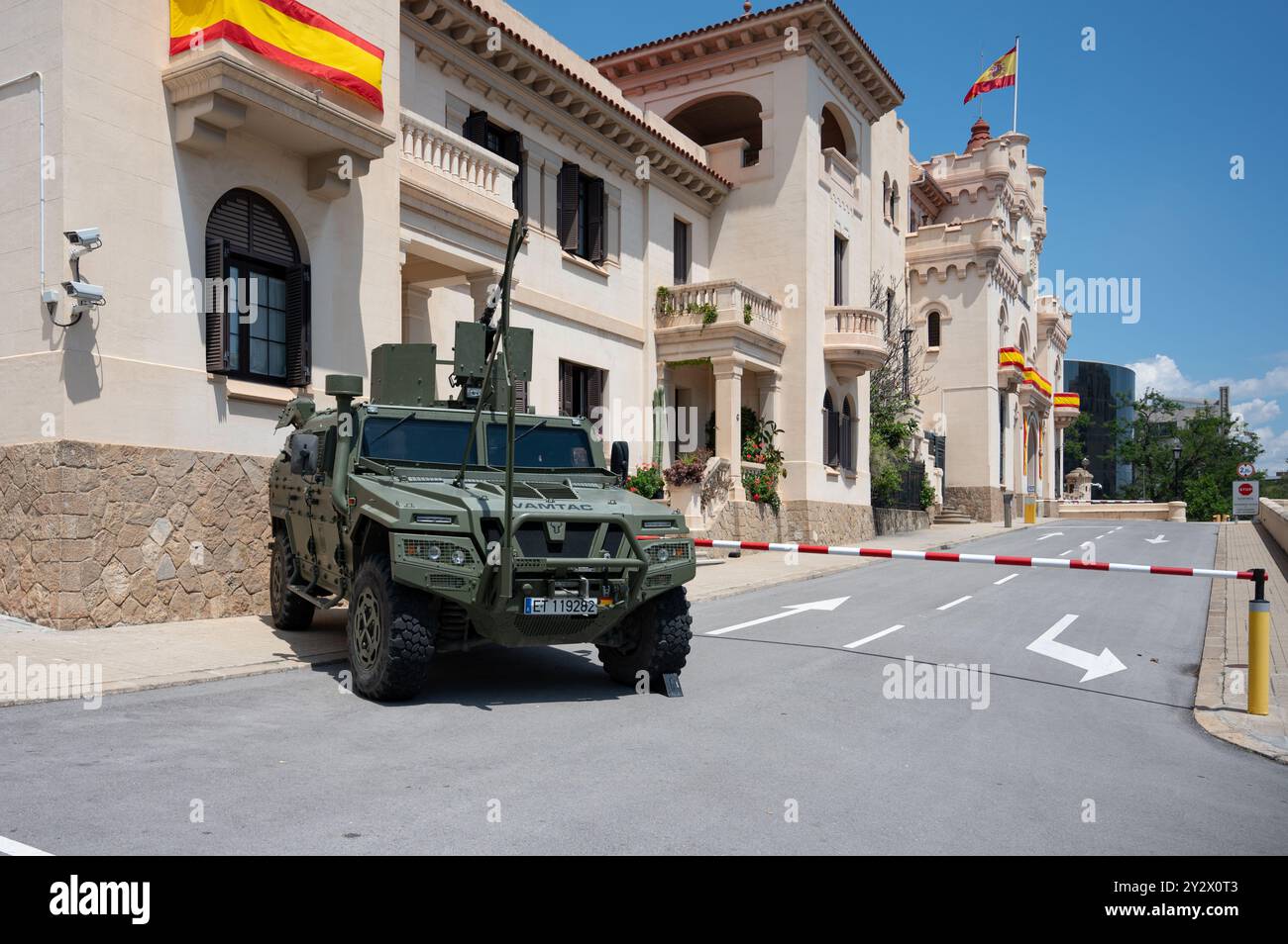 URO Vamtac ST5 equipped with a cable cutter and a Browning M2 machine ...