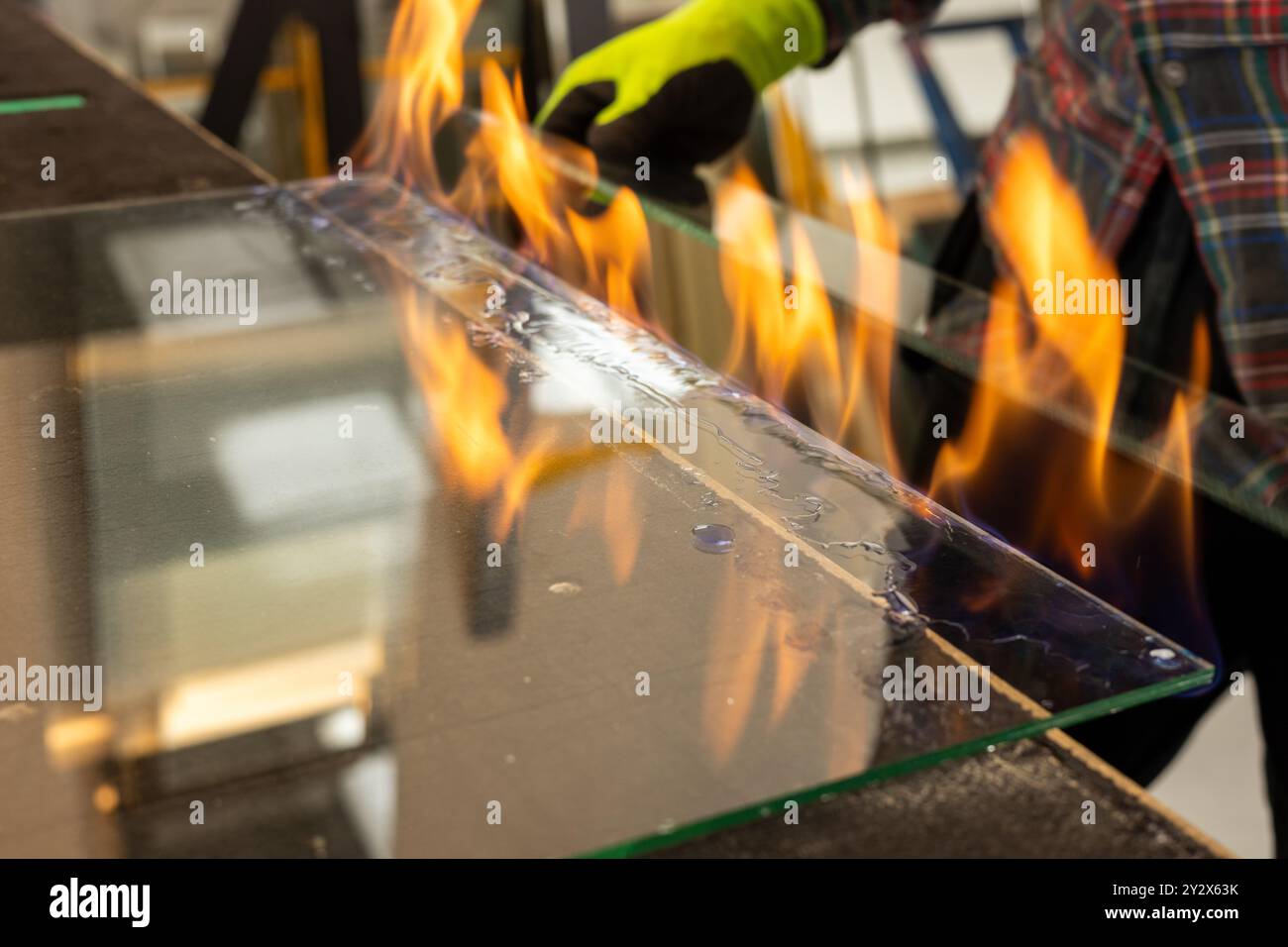 Cutting and breaking anti-burglary glass. Burning the foil in VSG glass ...