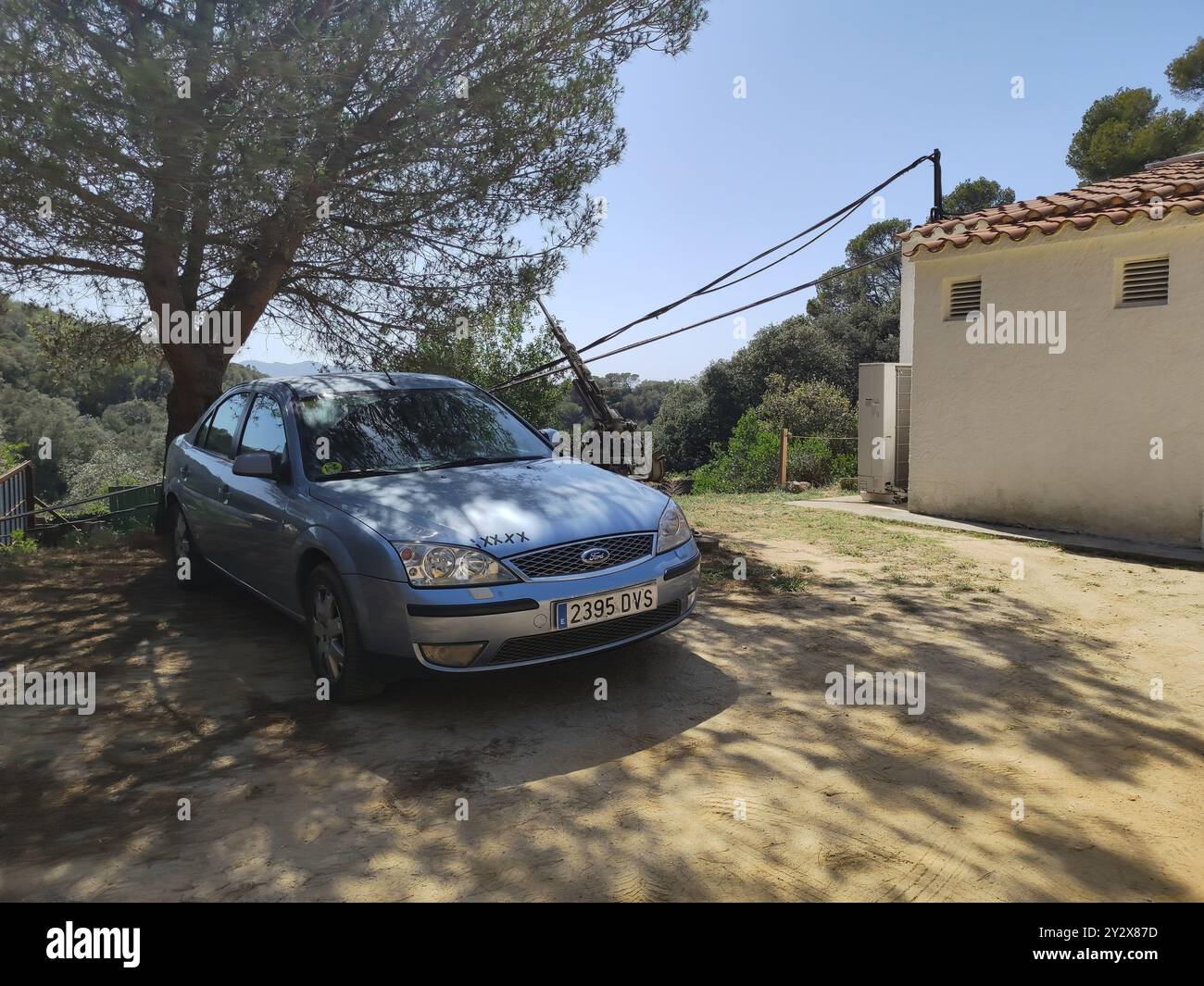 Front view of an old blue Ford Mondeo third generation TDI grand tourer ...