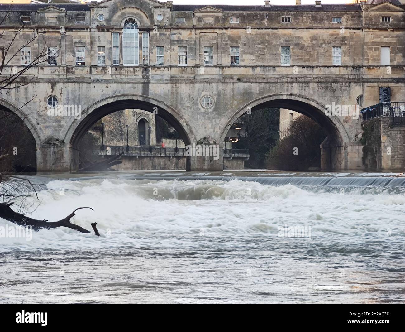 The Pulteney Bridge over the River Avon featuring cascading water, Bath ...