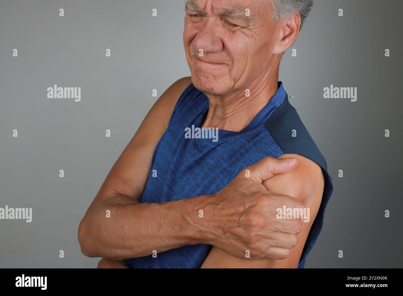 Man pain on shoulder hi-res stock photography and images - Alamy