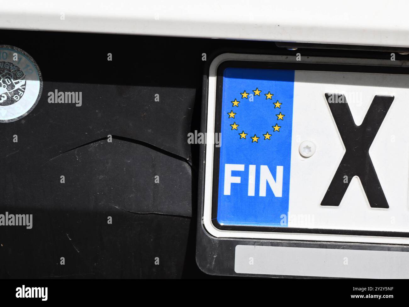 Länderkennzeichen von Finnland an einem Auto Nummerschild. Ein Kürzel ...