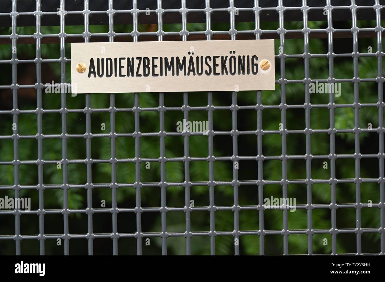 offizielle Bank gegenüber von Grab des 2012 verstorbenen Schauspieler Dirk Bach und seinem Mann ...