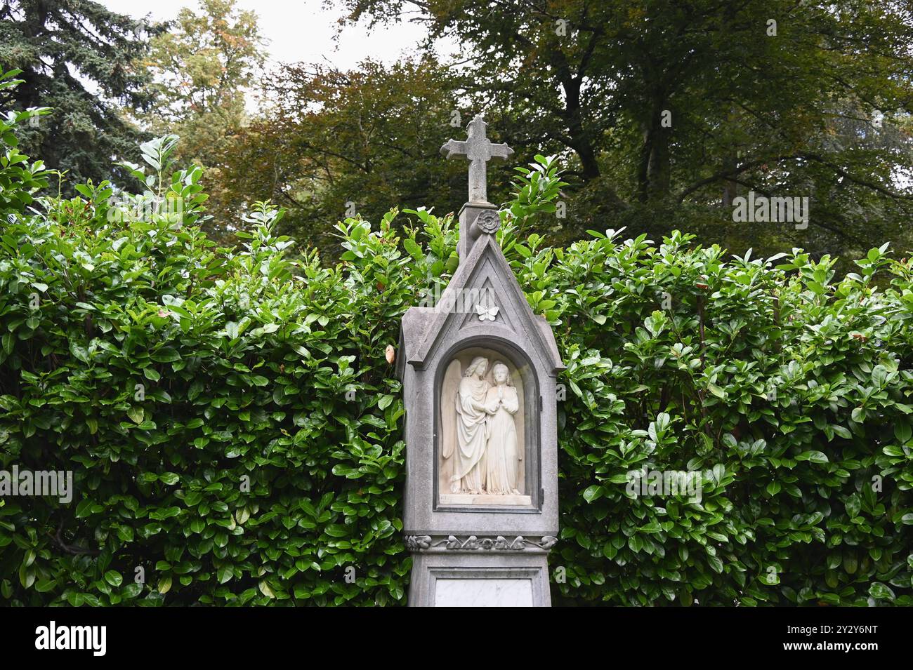 Kreuz und Engel auf einem Grab auf dem Kölner Prominentenfriedhof Melaten *** Cross and angel on ...