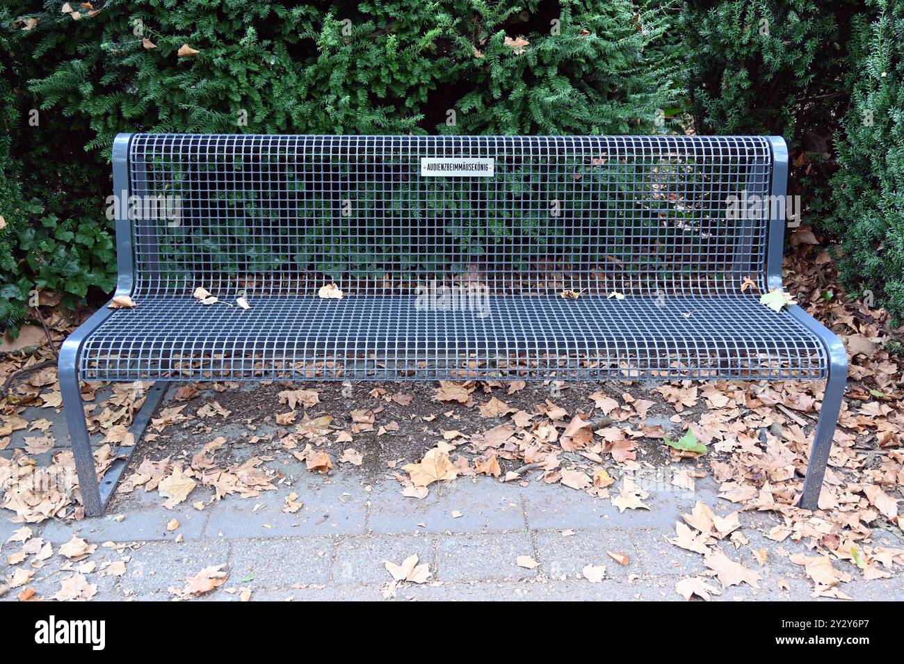 offizielle Bank gegenüber von Grab des 2012 verstorbenen Schauspieler Dirk Bach und seinem Mann ...