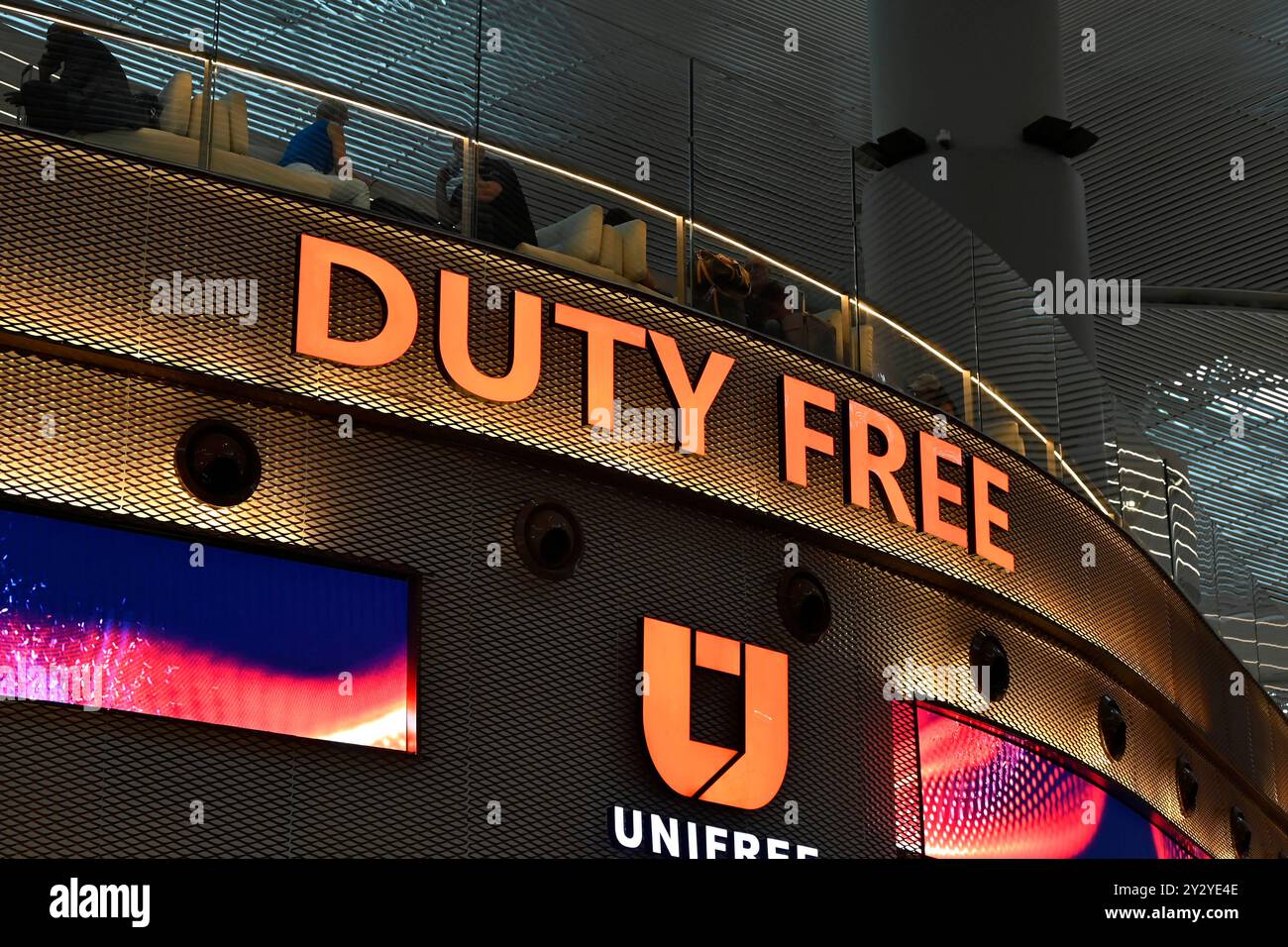Ein Schild weist auf einen Unifree Duty Free Shop am Flughafen Istanbul ...