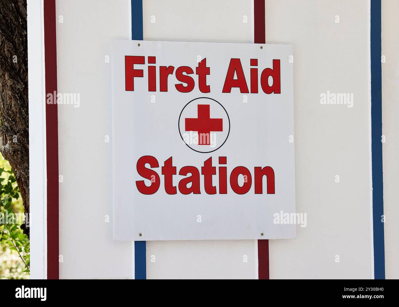 Tree mounted sign hi-res stock photography and images - Alamy