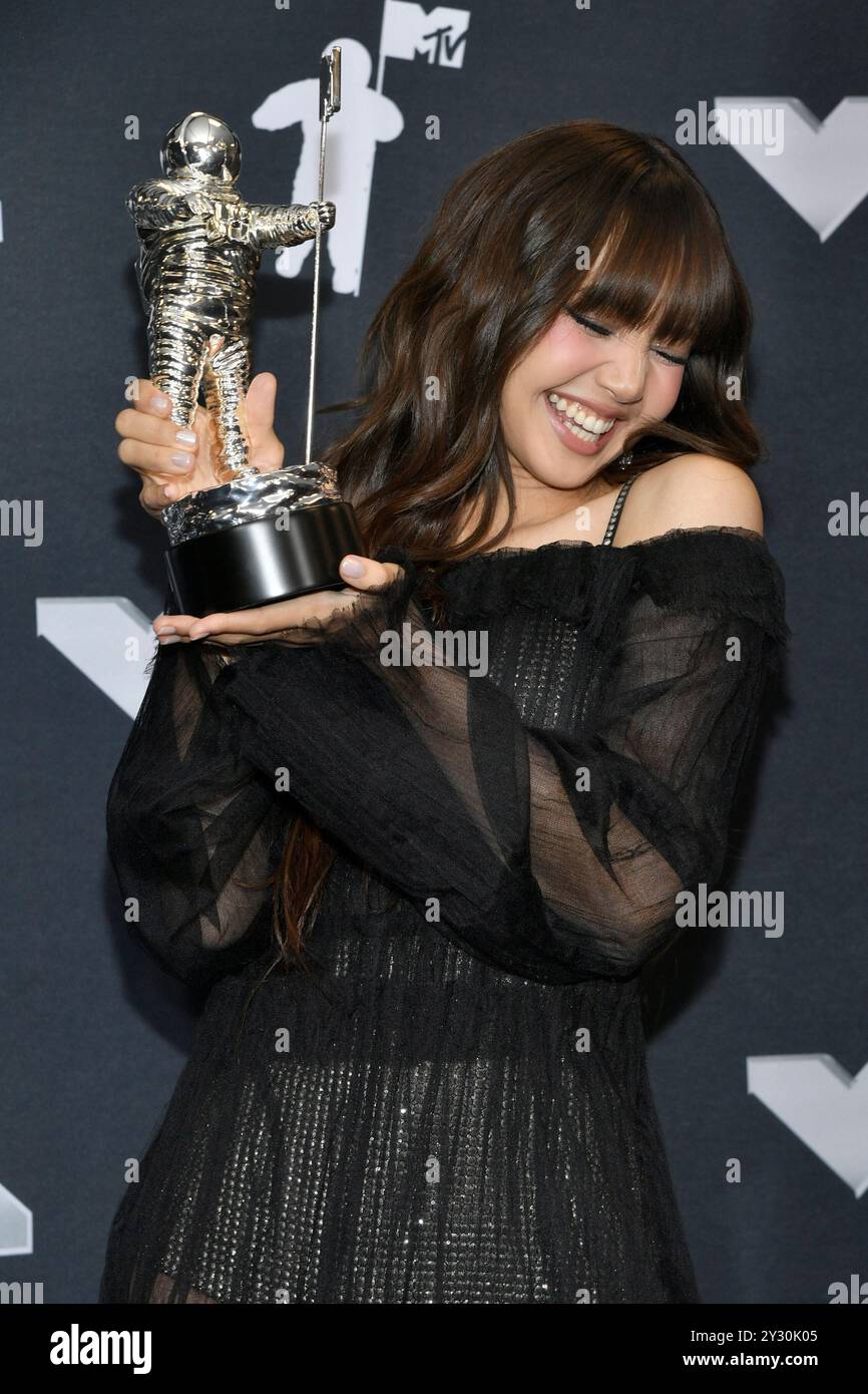 LISA poses with the award for best K-Pop for "Rockstar" in the press ...