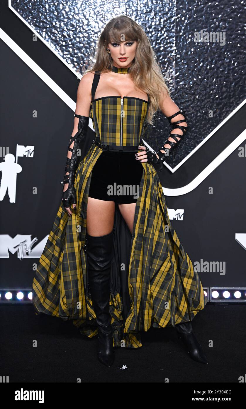 Taylor swift full body hi-res stock photography and images - Alamy