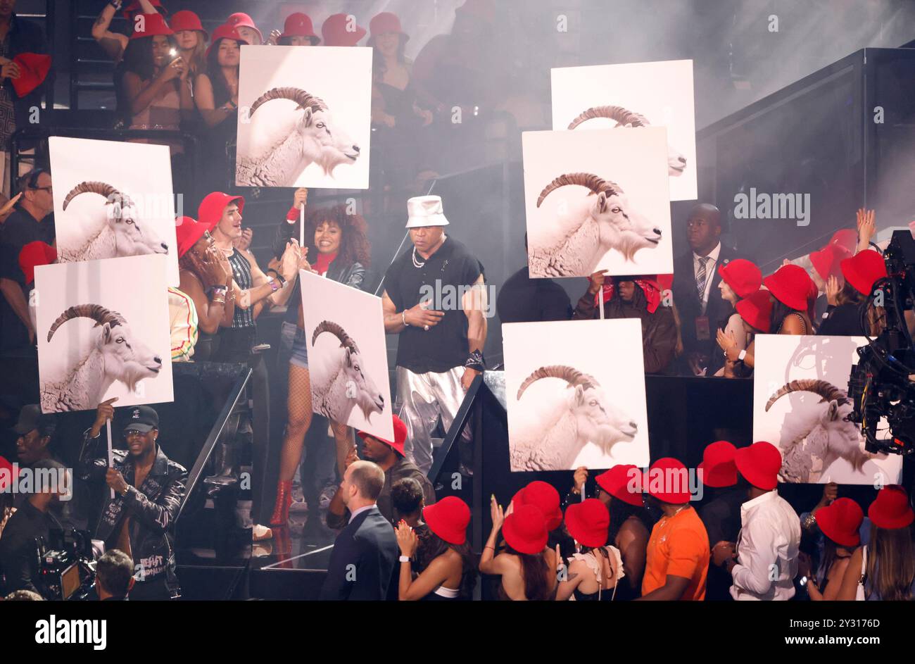 Ll cool j on stage hi-res stock photography and images - Alamy
