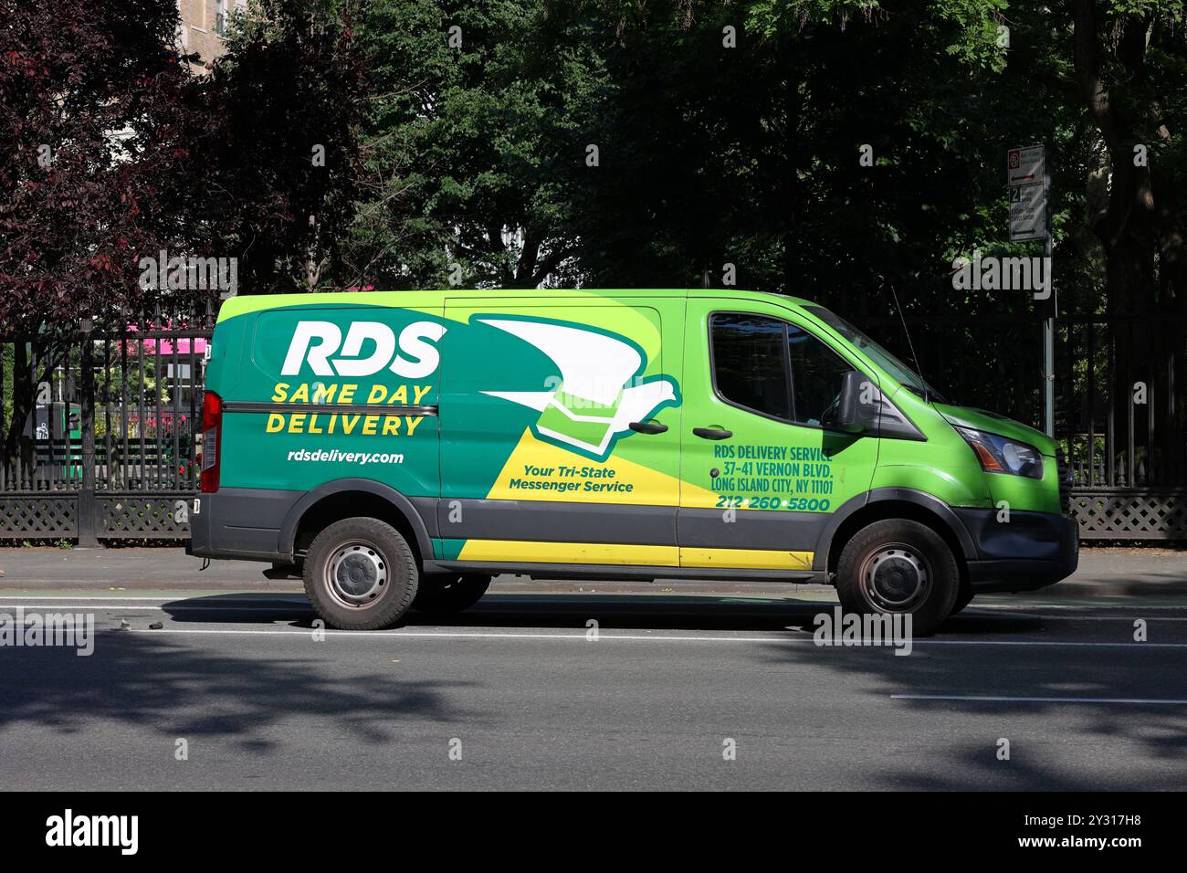Same day courier hi-res stock photography and images - Alamy