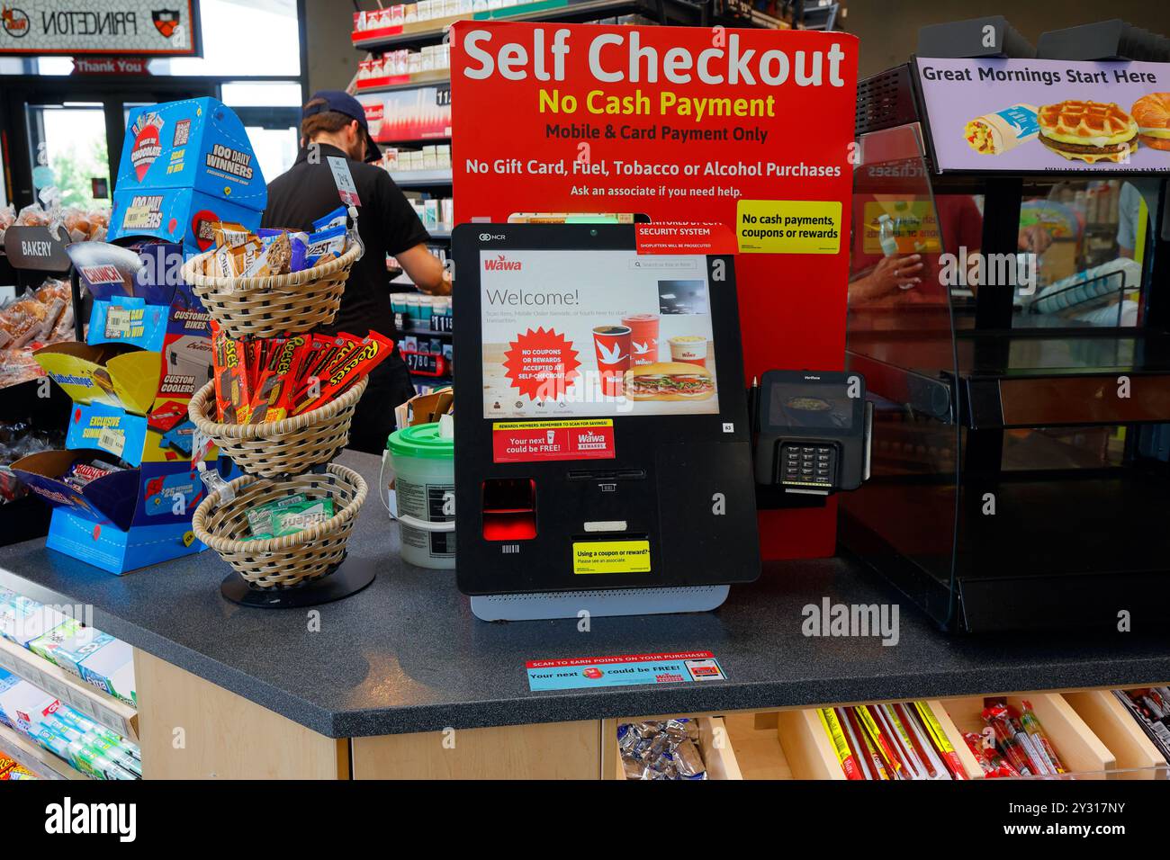 Kiosk hi-res stock photography and images - Alamy