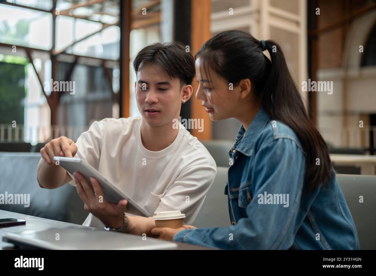 College friends having coffee hi-res stock photography and images - Alamy