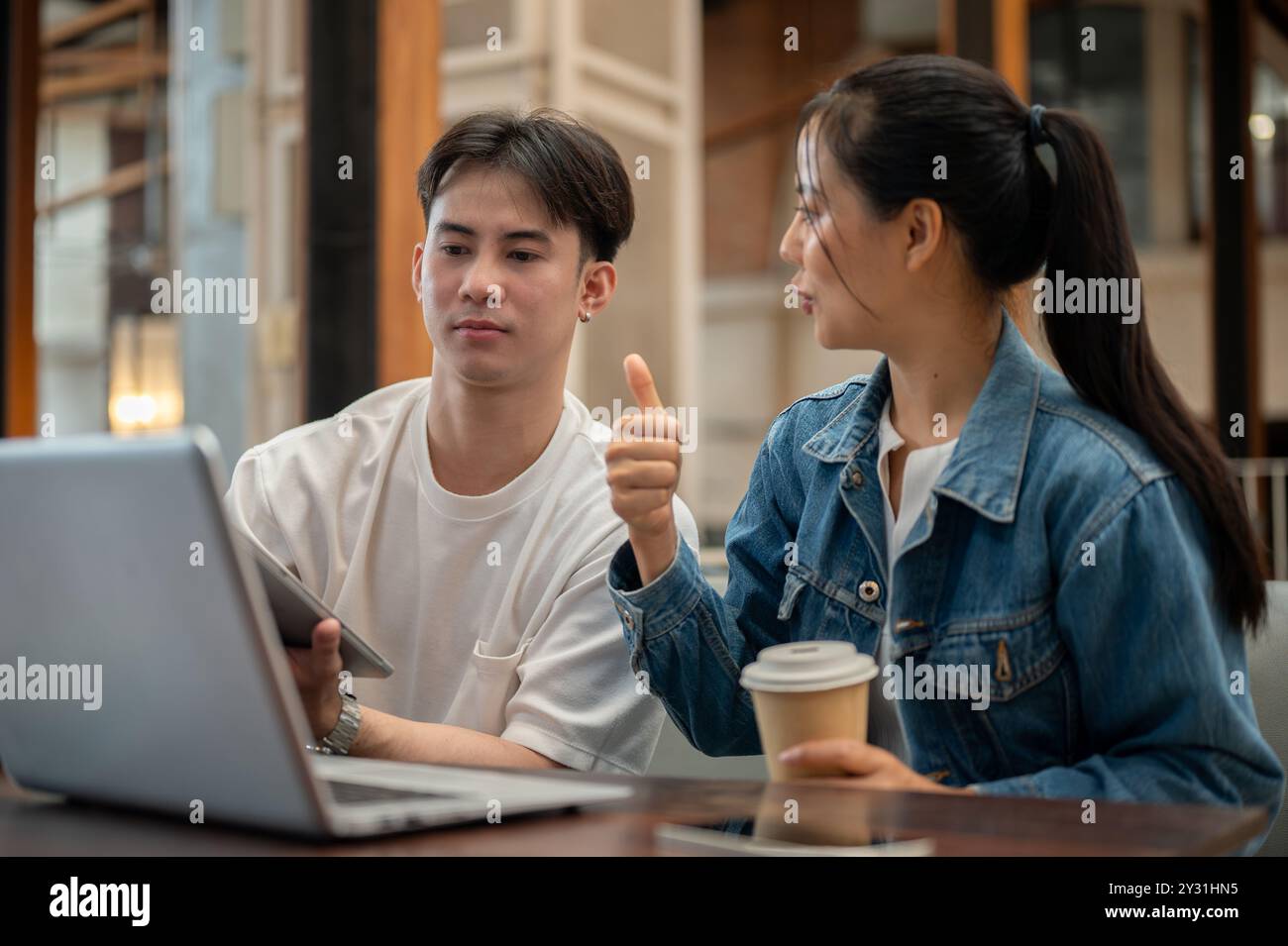 College friends having coffee hi-res stock photography and images - Alamy