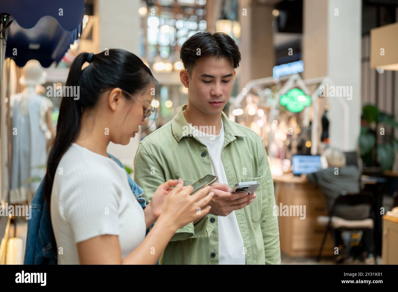 Texting someone you love hi-res stock photography and images - Alamy