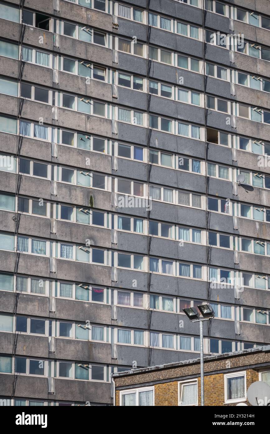 Rundown house and a skyscraper hi-res stock photography and images - Alamy