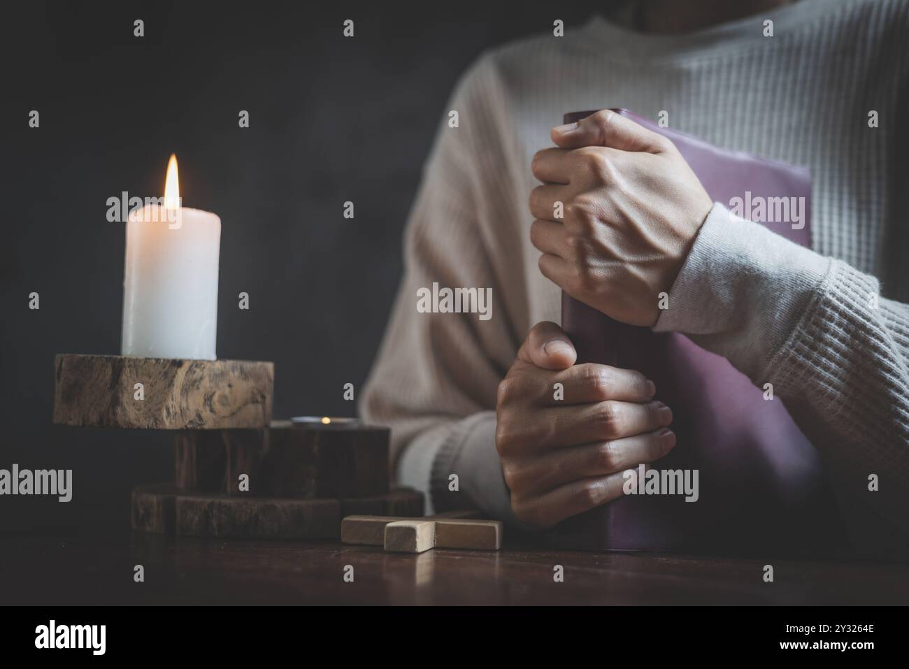 Bible praying hands holding cross hi-res stock photography and images ...