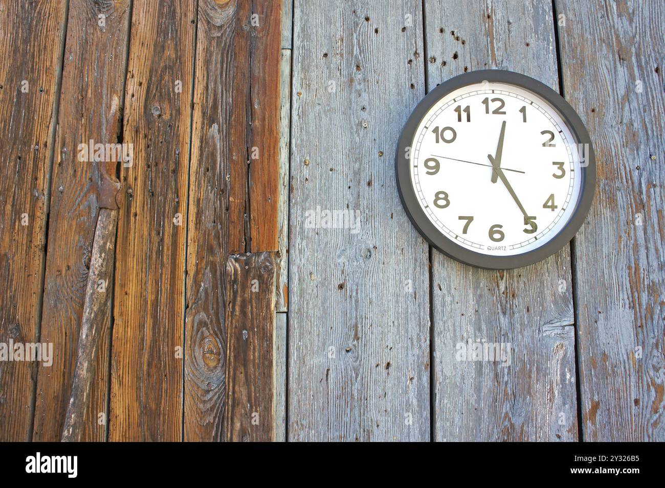 clock in wood background afternoon time Stock Photo - Alamy
