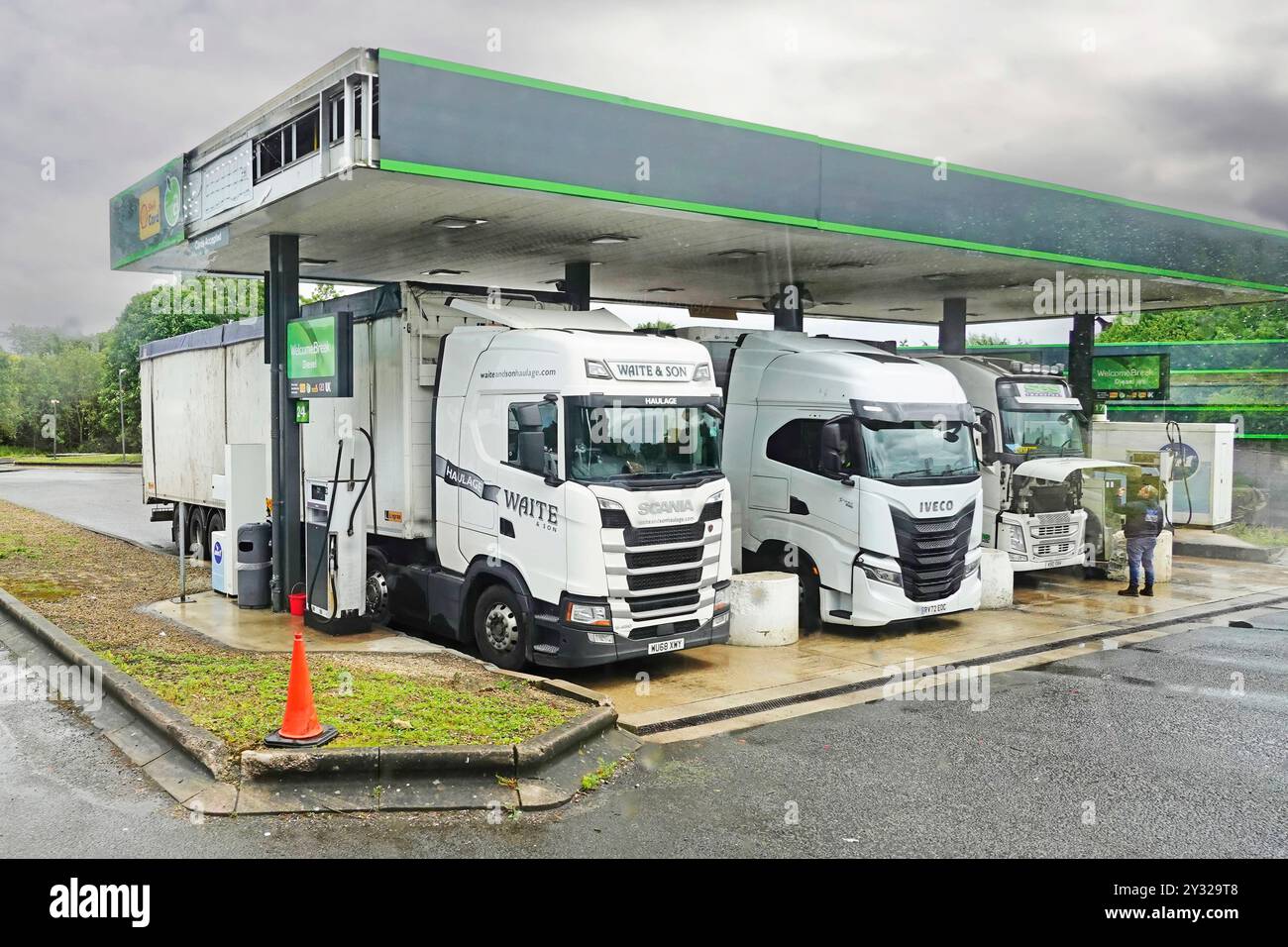 Driver checking under raised bonnet hi-res stock photography and images - Alamy